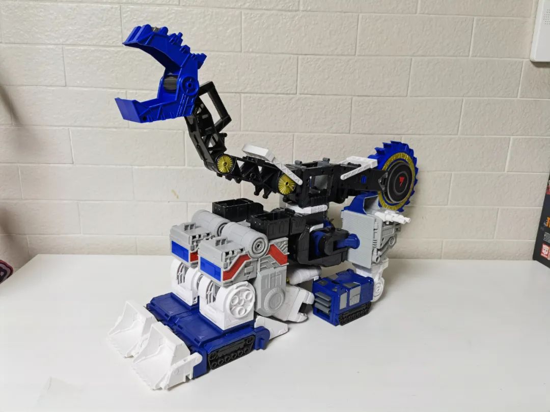 Civil engineering boss——Titan Class Cybertron Legendary Edition - iNEWS