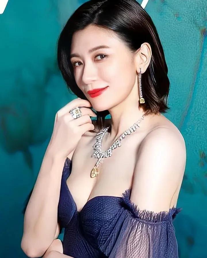 Jingwen's amazing figure is not at all like that of Ben Wu, she has a charming figure and ...