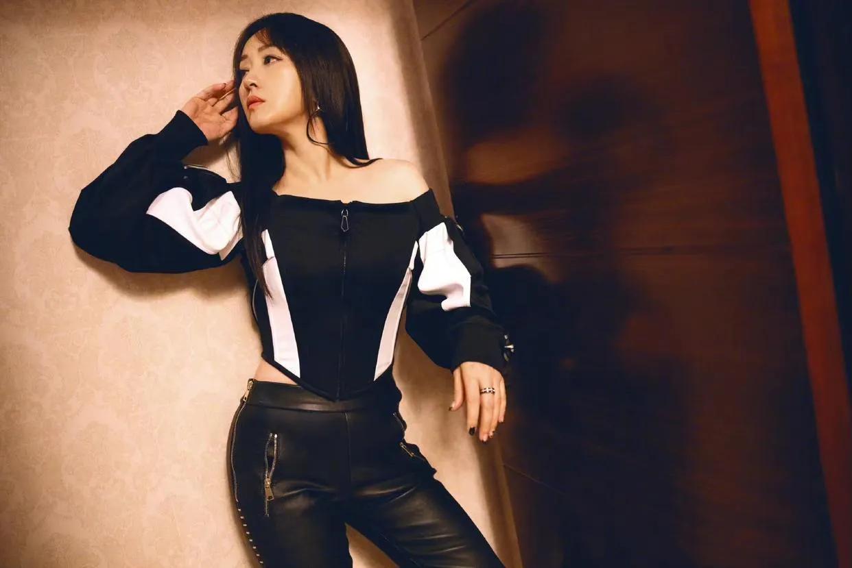 The photographer said to Yang Yuying: "You dress and look like a little ...