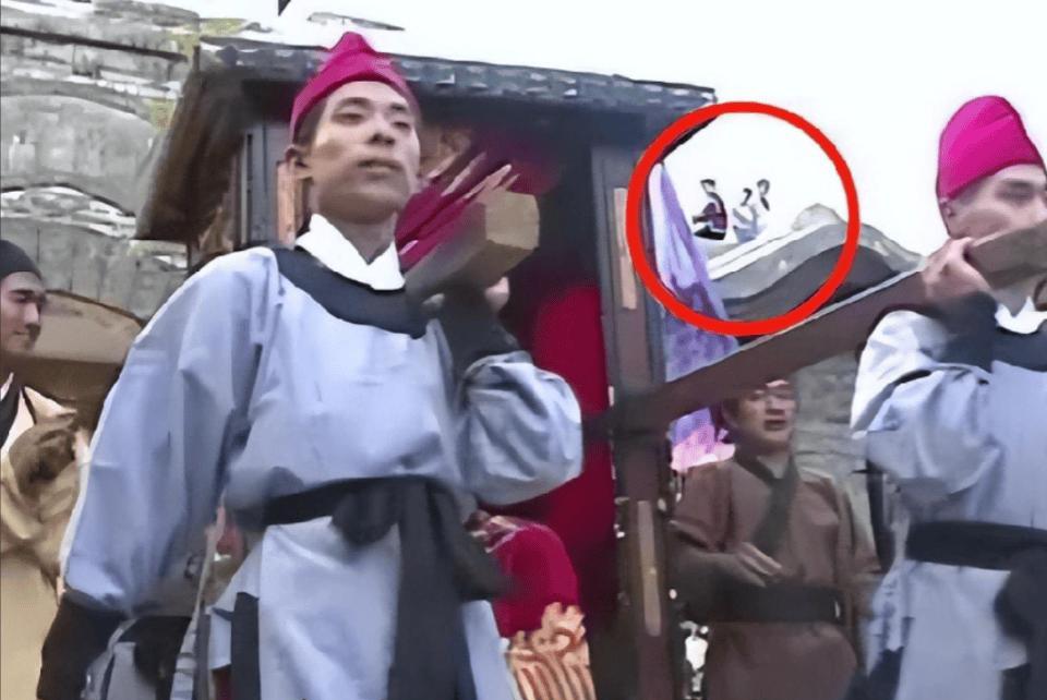 The hilarious goof shots in "The Legend of White Snake", the last one ...