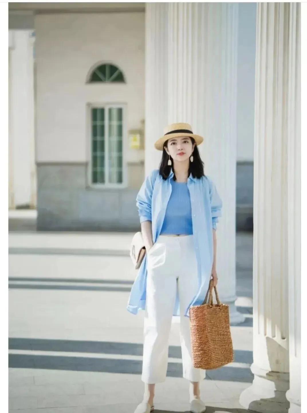 What color pants go with a light blue T-shirt? This combination is more ...