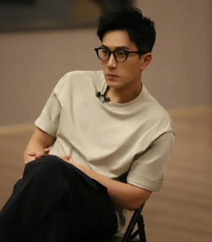 Hawick Lau was exploding in love and holding hands sweetly!The woman ...