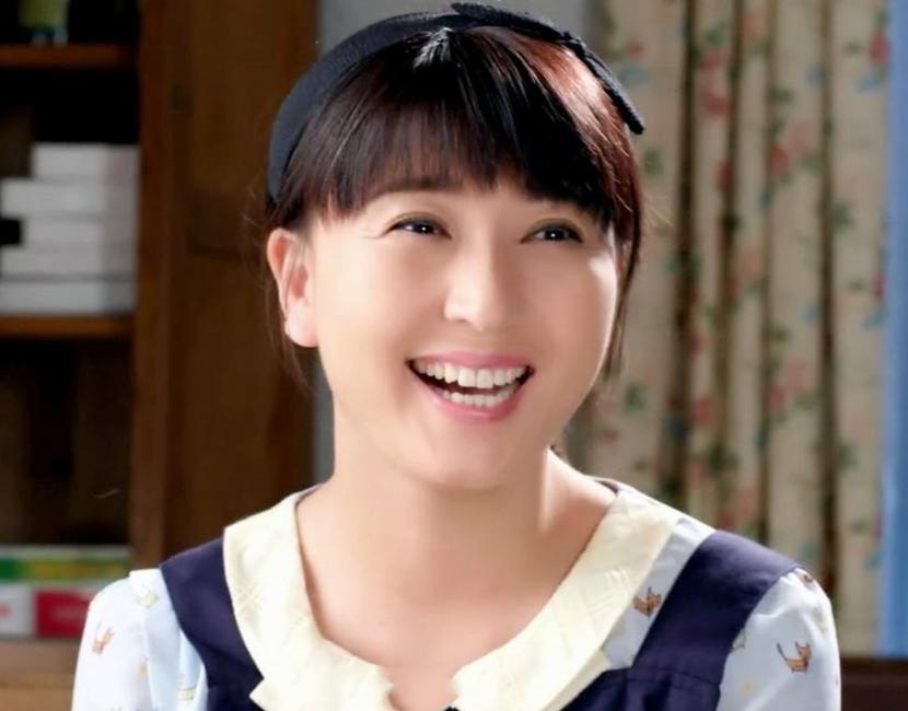 50-year-old Yan Xuejing took a photo, dressed in a down-to-earth style, and the text "not easy ...