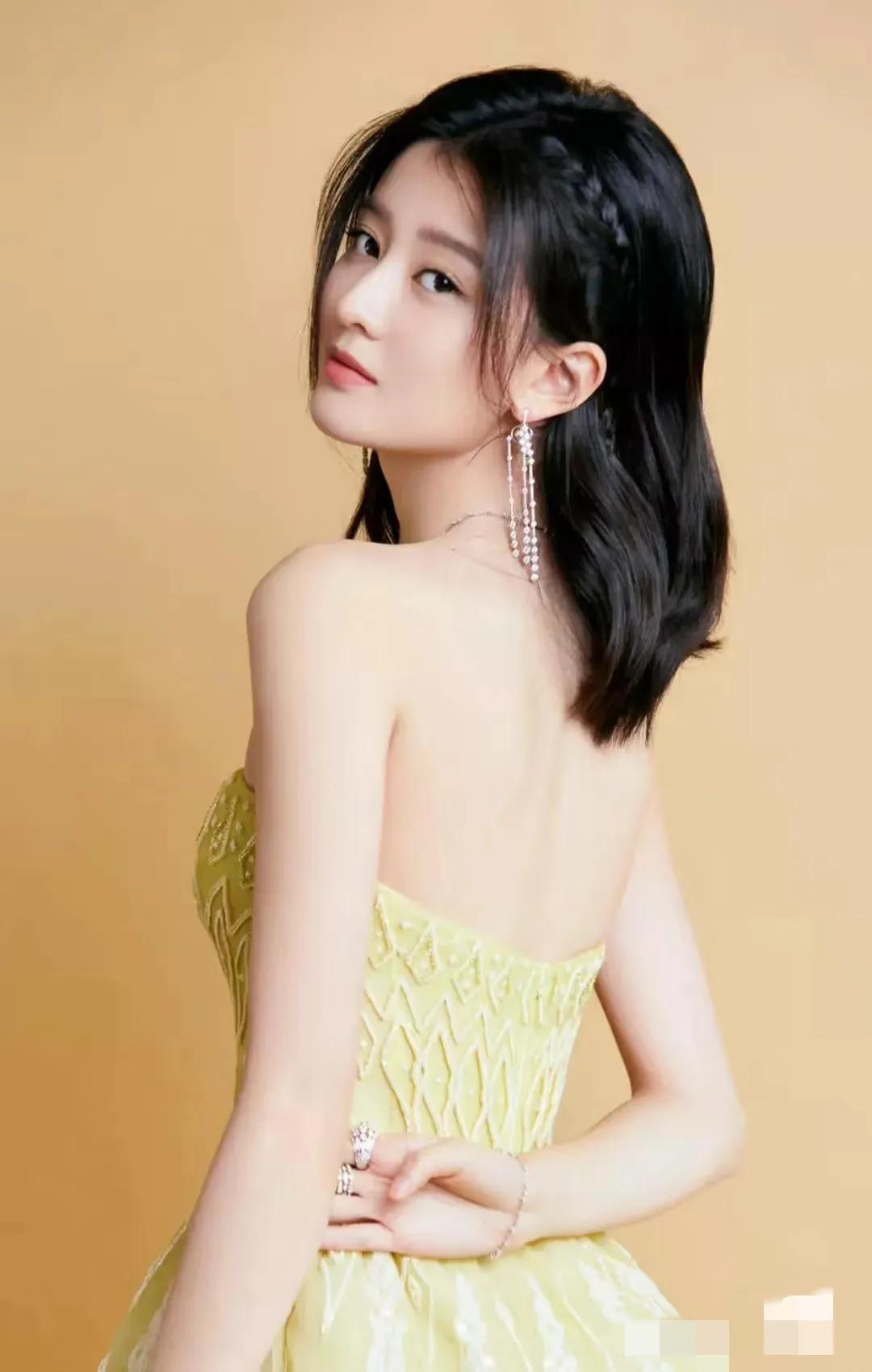 Qiao Xin is bright and enchanting, and her gestures are deeply ...