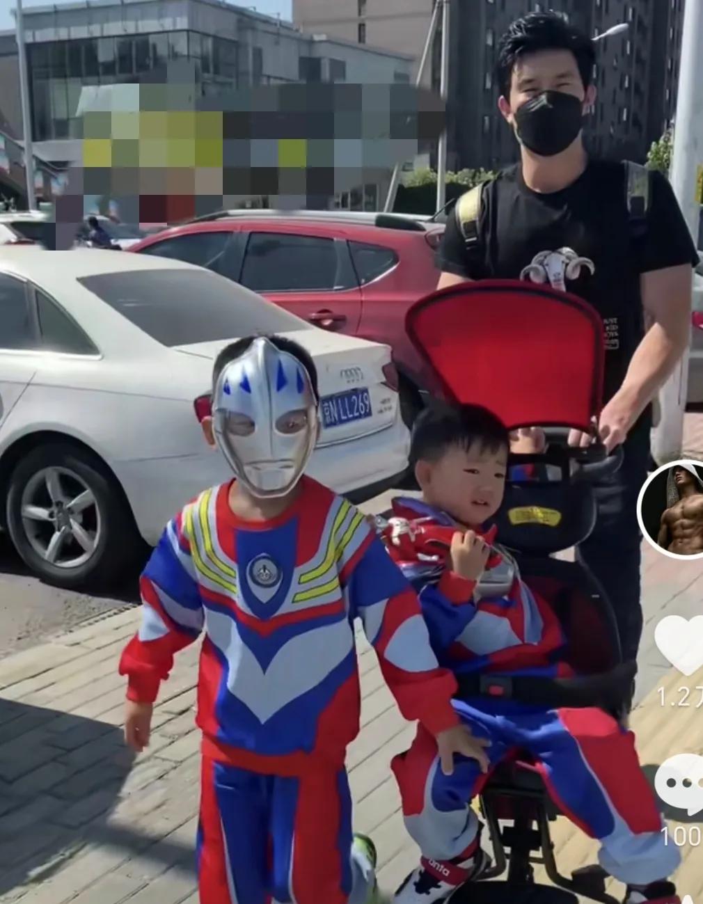 Gazi Xie Mengwei is too daring! Surrounded by four beauties in bikinis ...