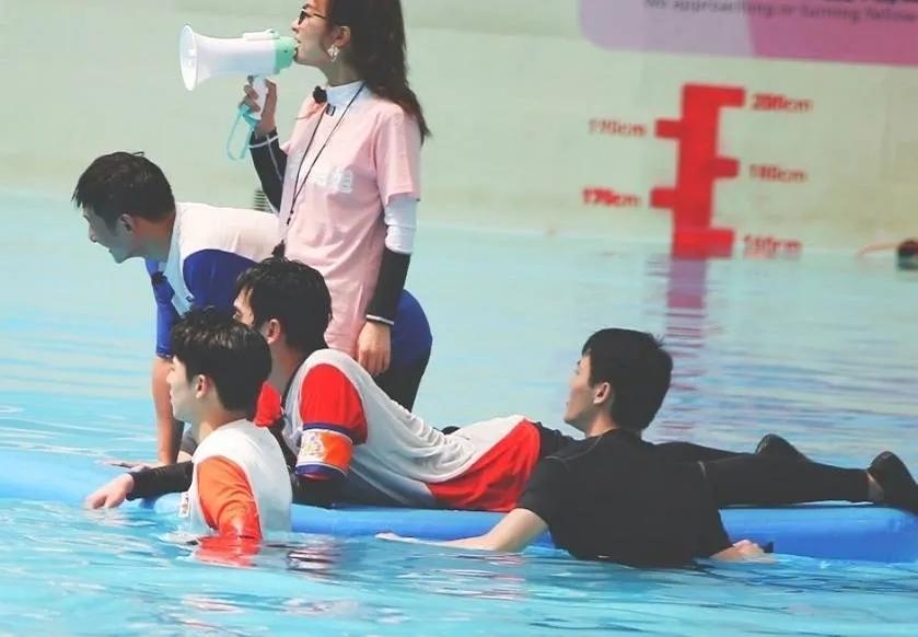 "Big Brother Energetic" Yang Yang shows off his muscles in the swimming ...