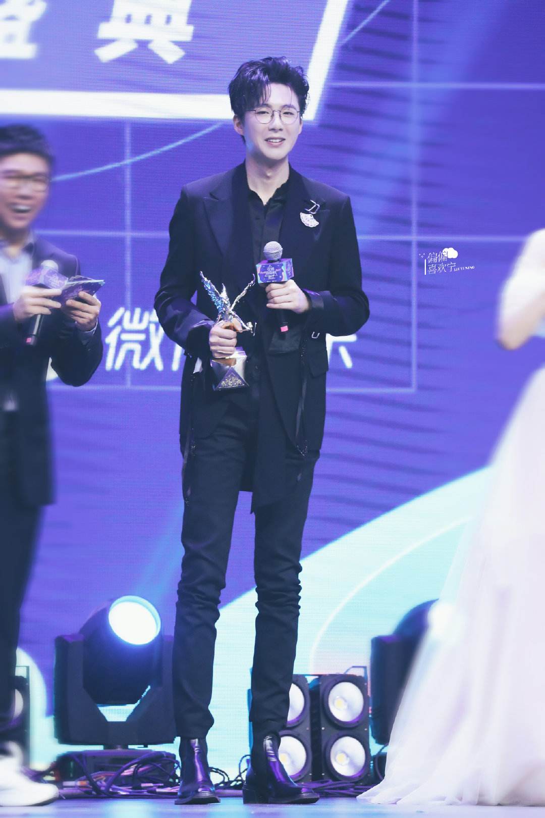 6 male stars who are nearly 1.9 meters tall, have a good ratio of head ...