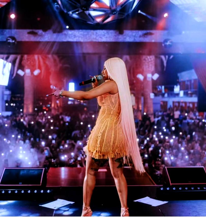 Spicy eyes! Actress Cardi B does not wear underwear at the concert, and ...