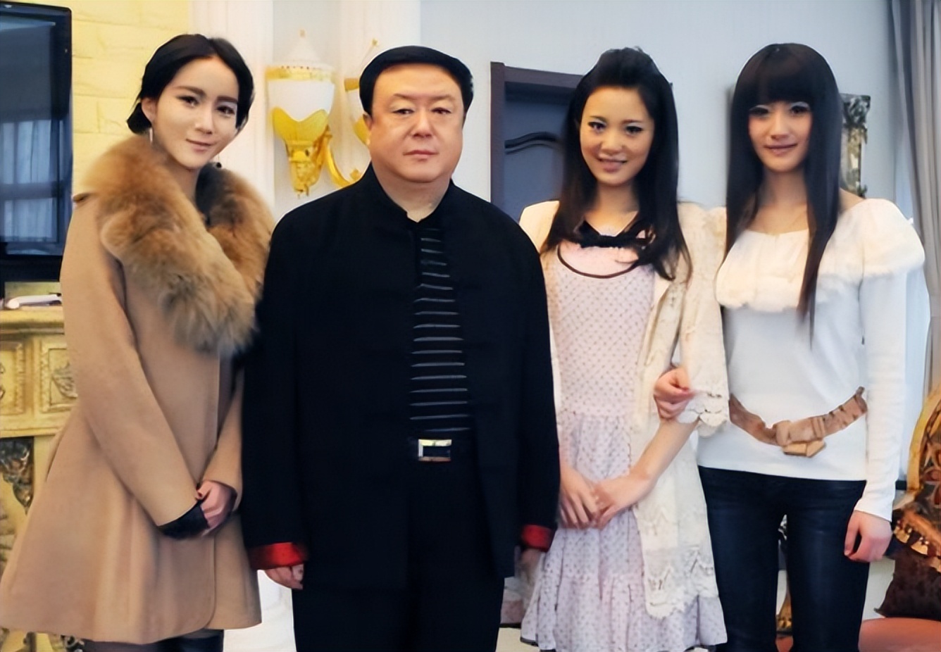 Abandoning Tian Ge and Wu Qianqian, but doting on his third-married wife, is You Xiaogang's ...