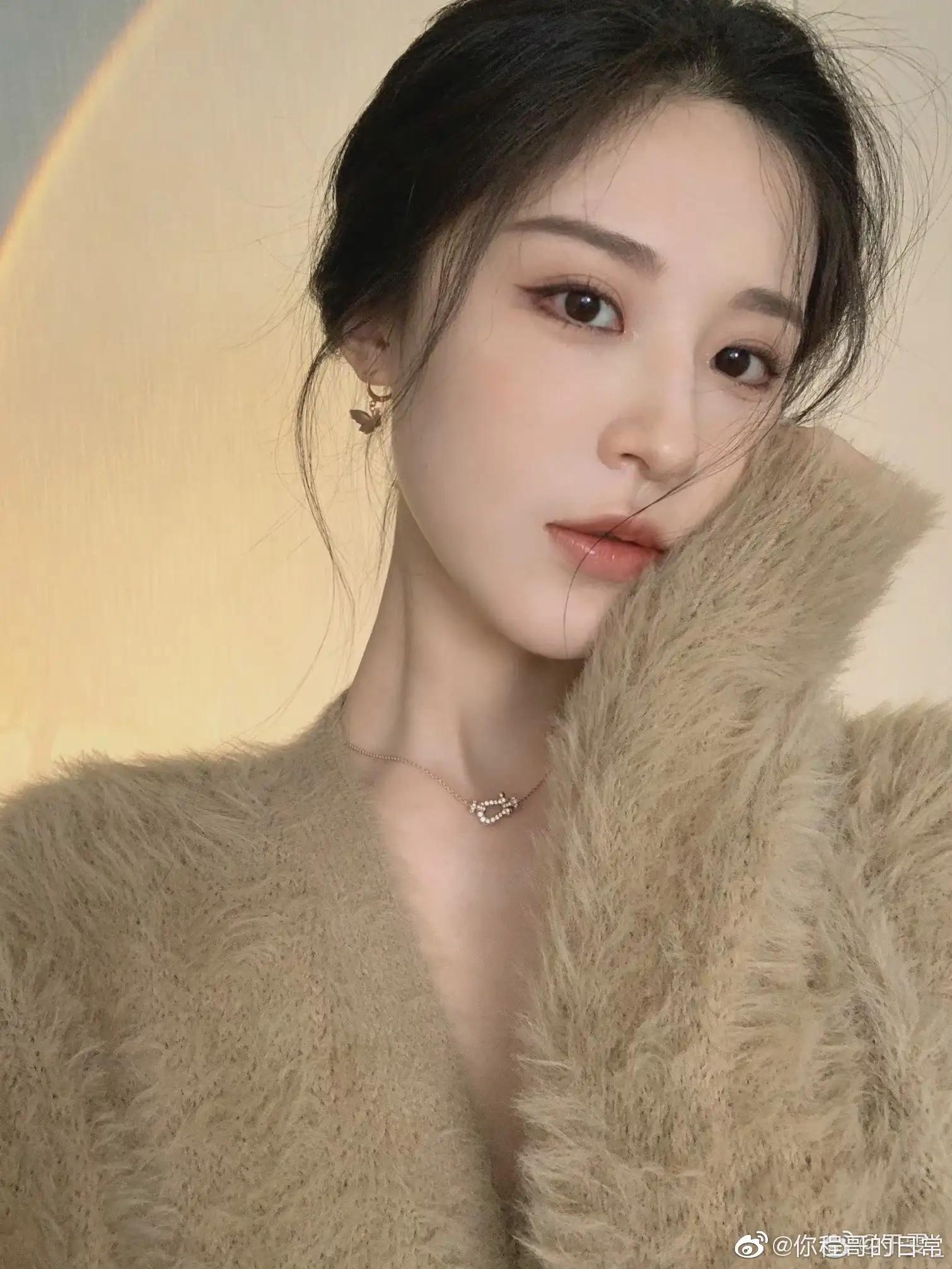 Yu Wen's cute eyes - iNEWS