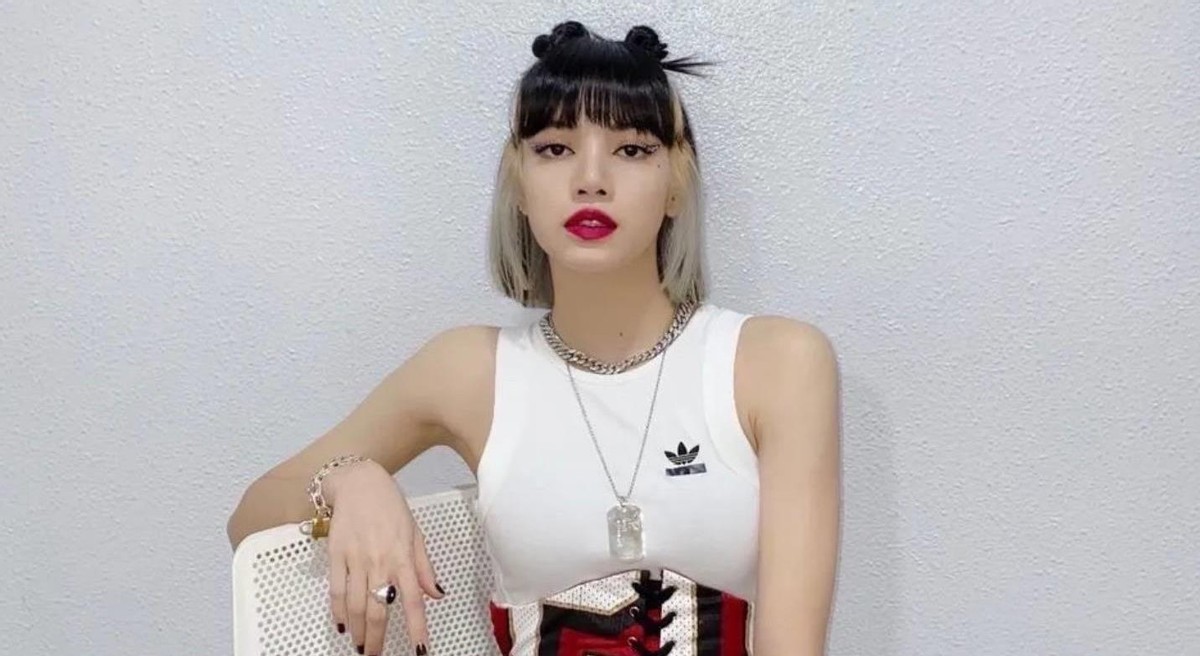 Lisa, who was flown by a flyer, appeared at the South Korean airport ...
