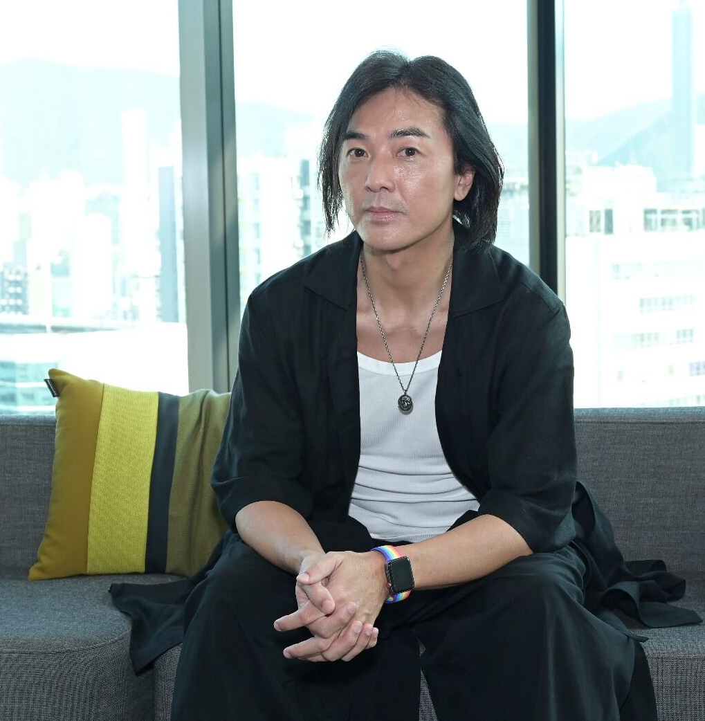 Ekin Cheng visits his elderly mother and pushes the wheelchair ...