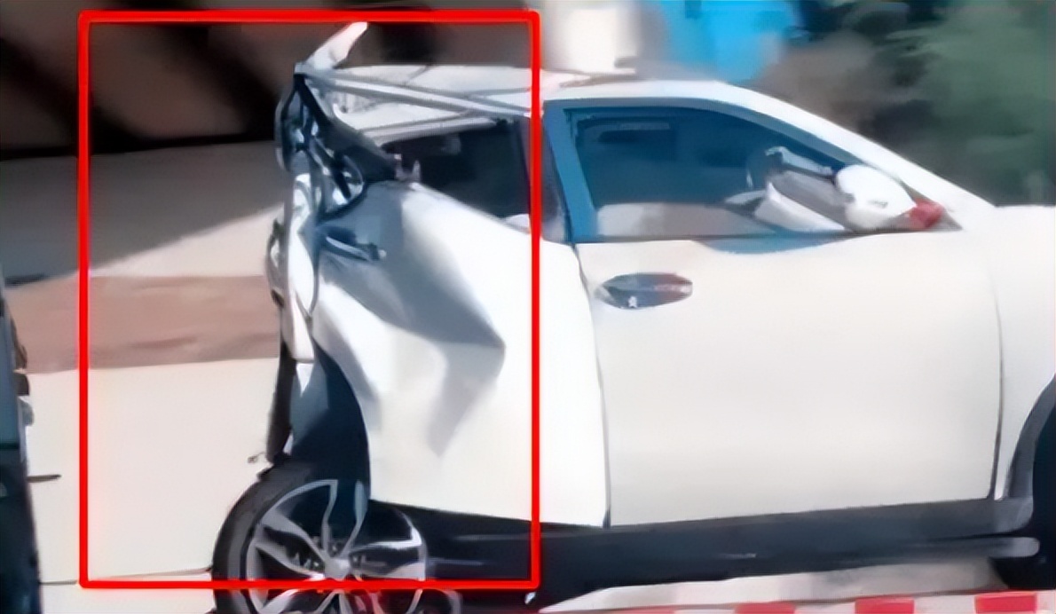 The hatchback SUV collided into a miniature car!Another "crispy car ...