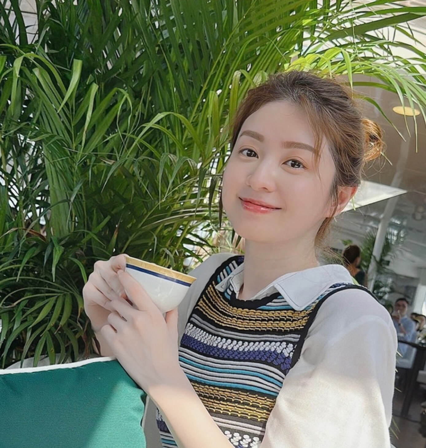 A well-known Hong Kong actress grows backwards, her skin is like a ...