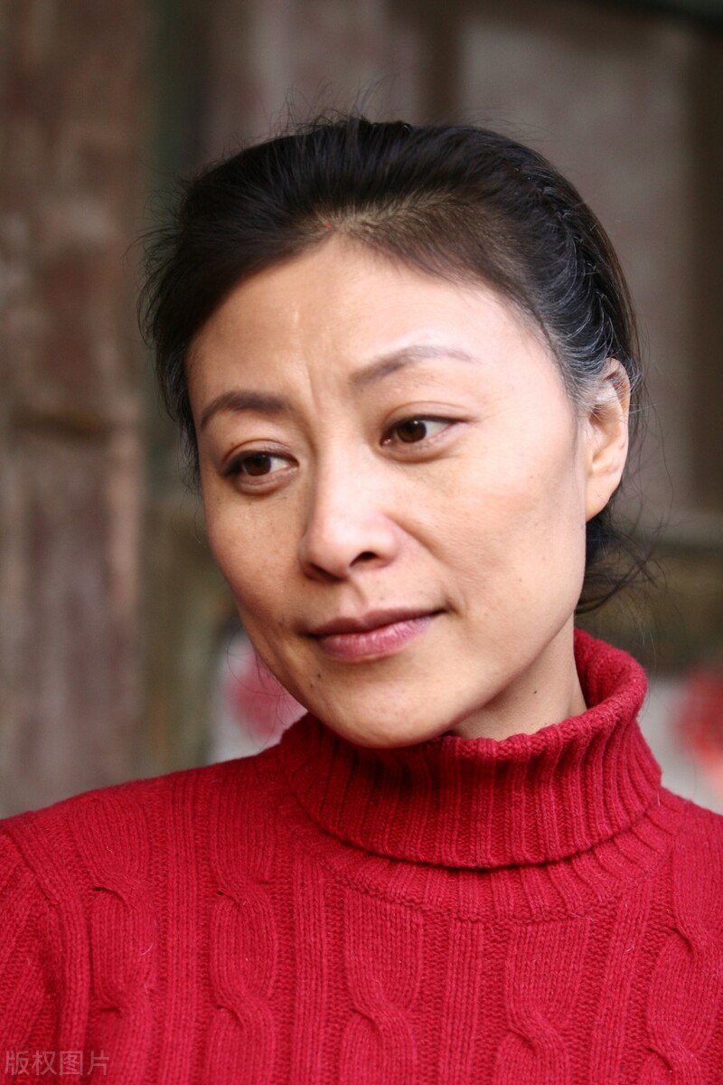 After the tragic movie, Yue Hong, divorced while breastfeeding, had ...