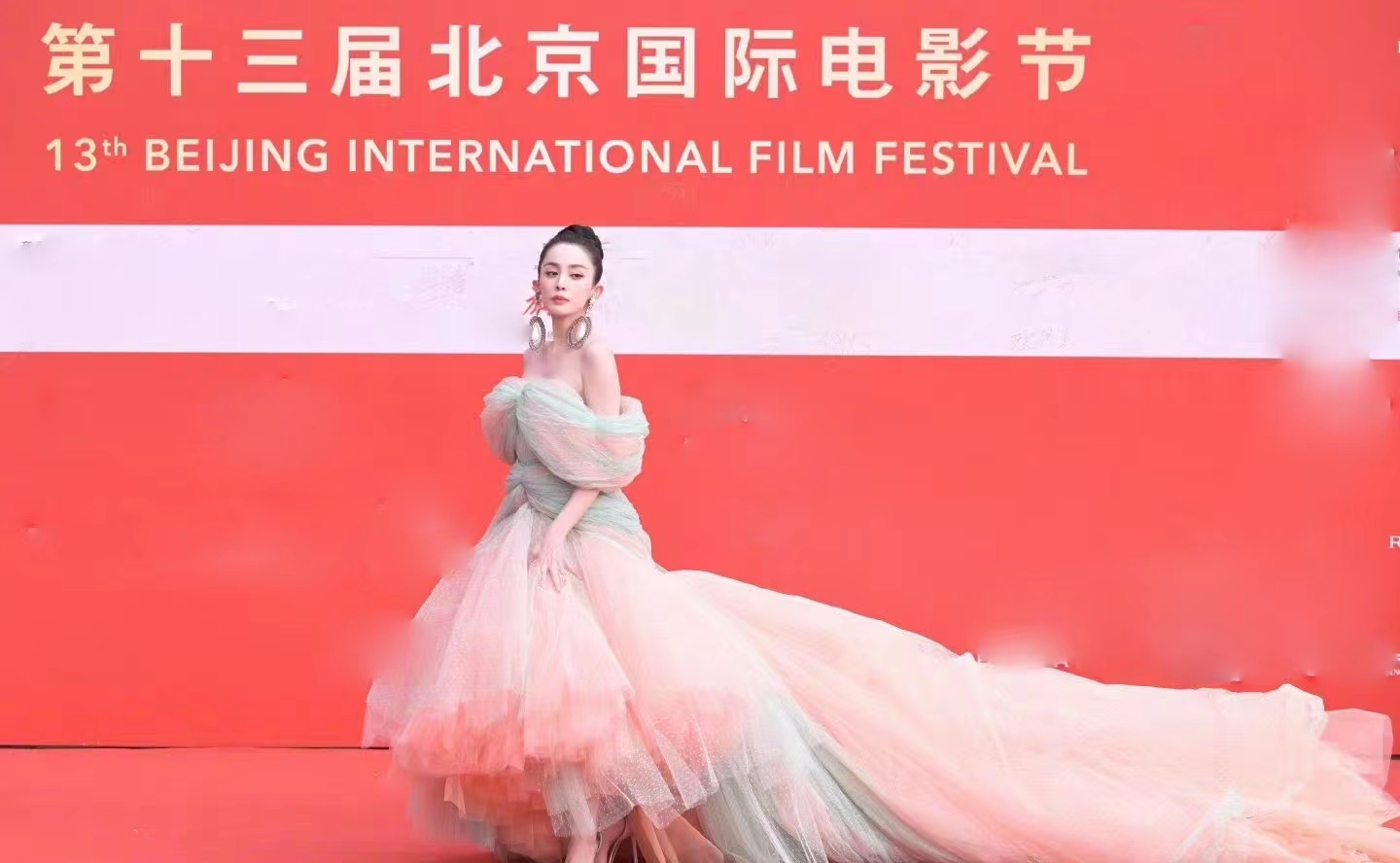 Beijing Film Festival: 70-year-old Zhao Yazhi stepped on the sky, Bai Baihe's clothes collapsed ...