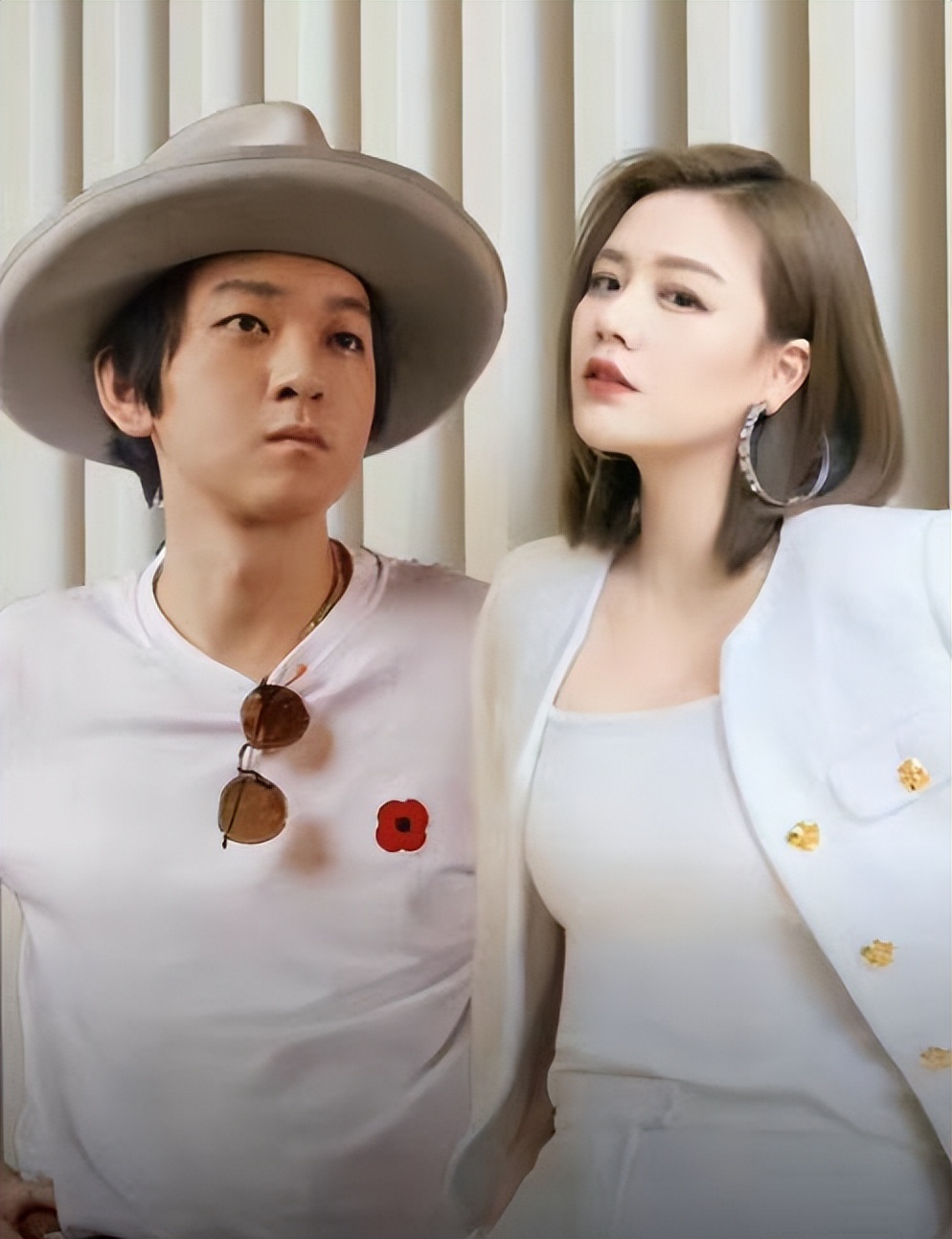 Ma Sichun and her boyfriend went out holding hands, their walking ...