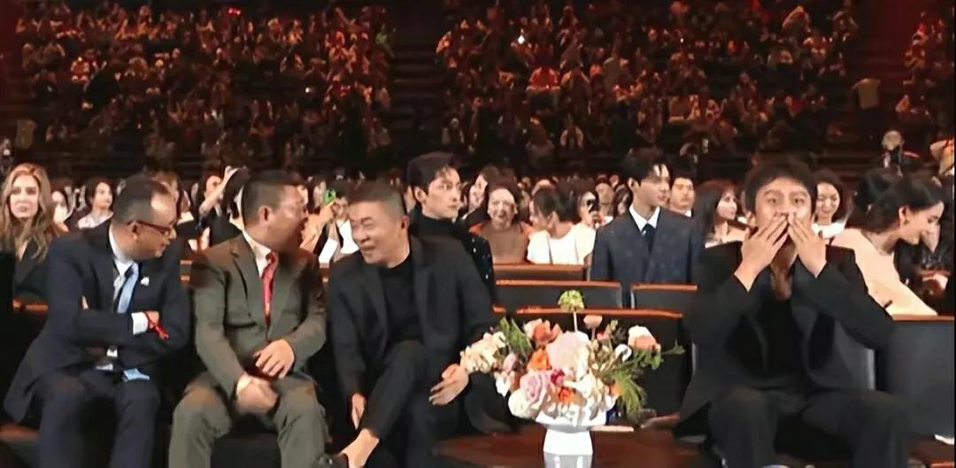 Weibo night is so embarrassing, TFBOYS is so close to the world, Deng ...