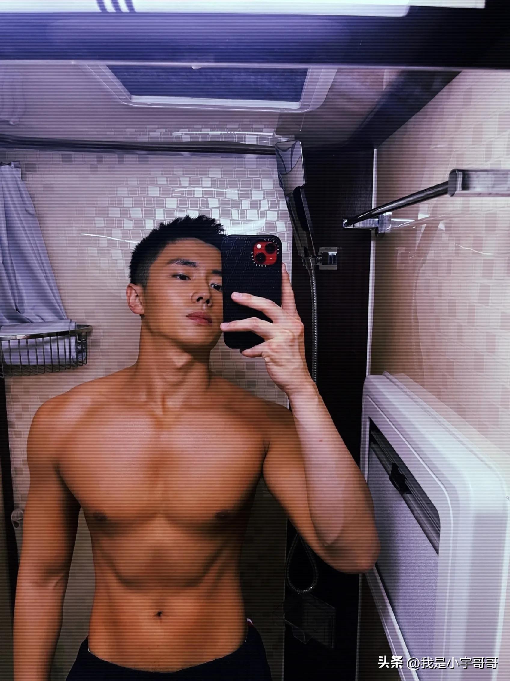 Zhai Zilu is sunny and handsome, his smile is very attractive, his ...