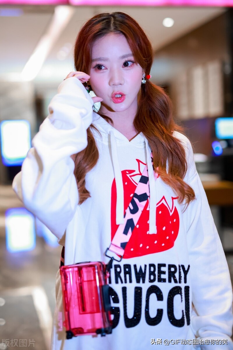 Zhang Zining's white strawberry hoodie + white shoes is cute and cute ...