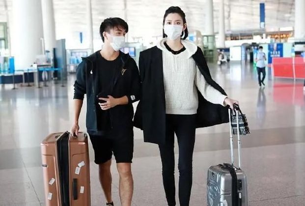 He Youjun's behavior caused controversy. He kissed Wang Jiaer in public on stage. Netizens ...