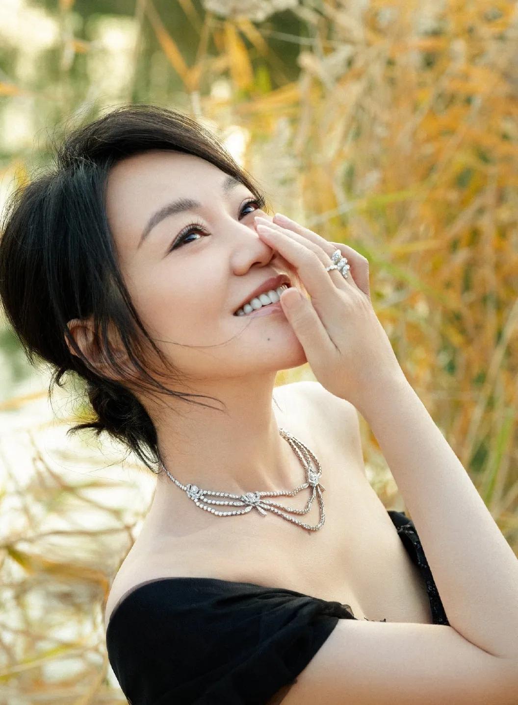 The charming and feminine Yan Ni - iNEWS