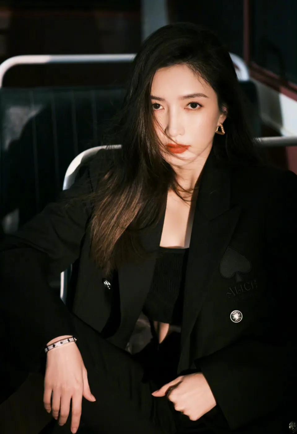 Jiang Shuying is so charming in a suit and leather shoes, showing her ...