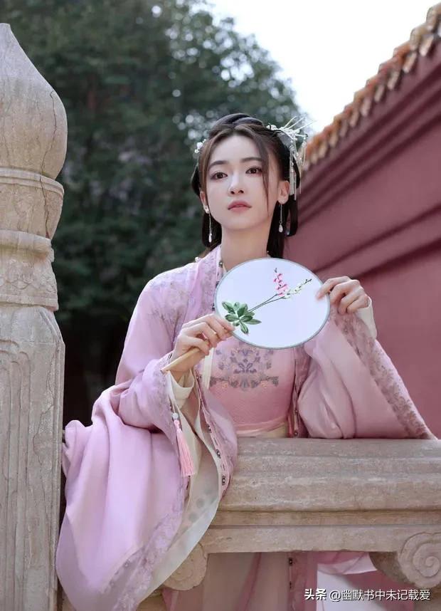 Wu Jinyan dressed in pink ancient clothes, elegant and fresh, hand ...
