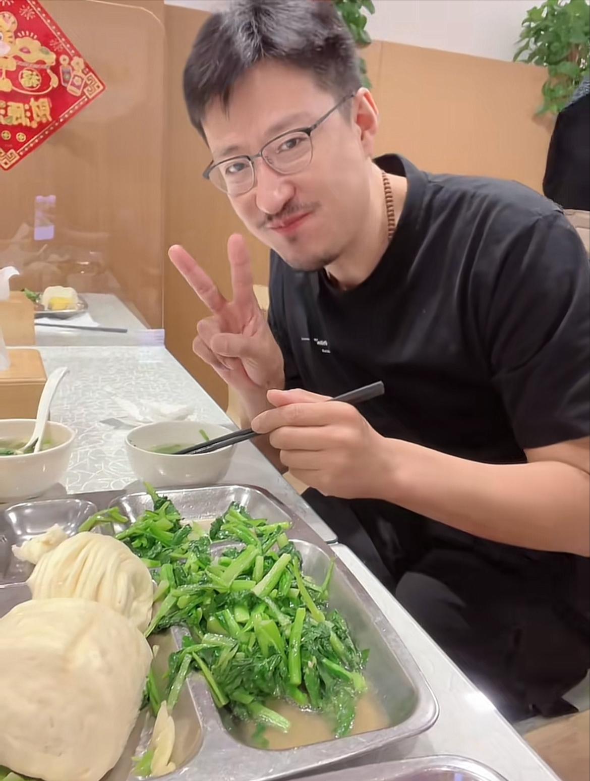 Yu Zhen took his wife to the cafeteria, two steamed buns and a plate of ...