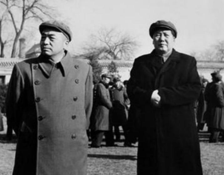 In 1965, when Peng Dehuai visited Deng Hua in the rain, the guard staff ...