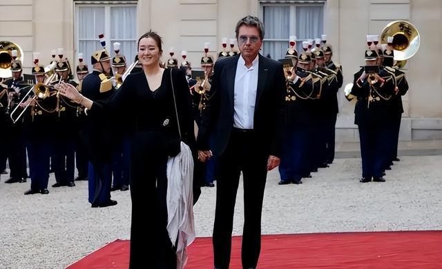 Gong Li has a broad figure with big shoulders, waist, large breasts and ...