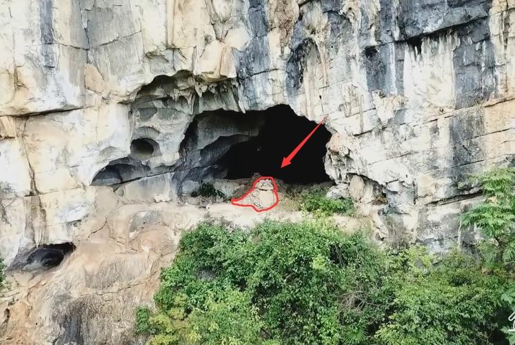 The drone flew 4 kilometers and found a mysterious cave on the cliff ...