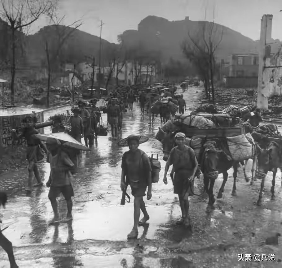 The peasant woman was cutting firewood and found that the bandits in ...