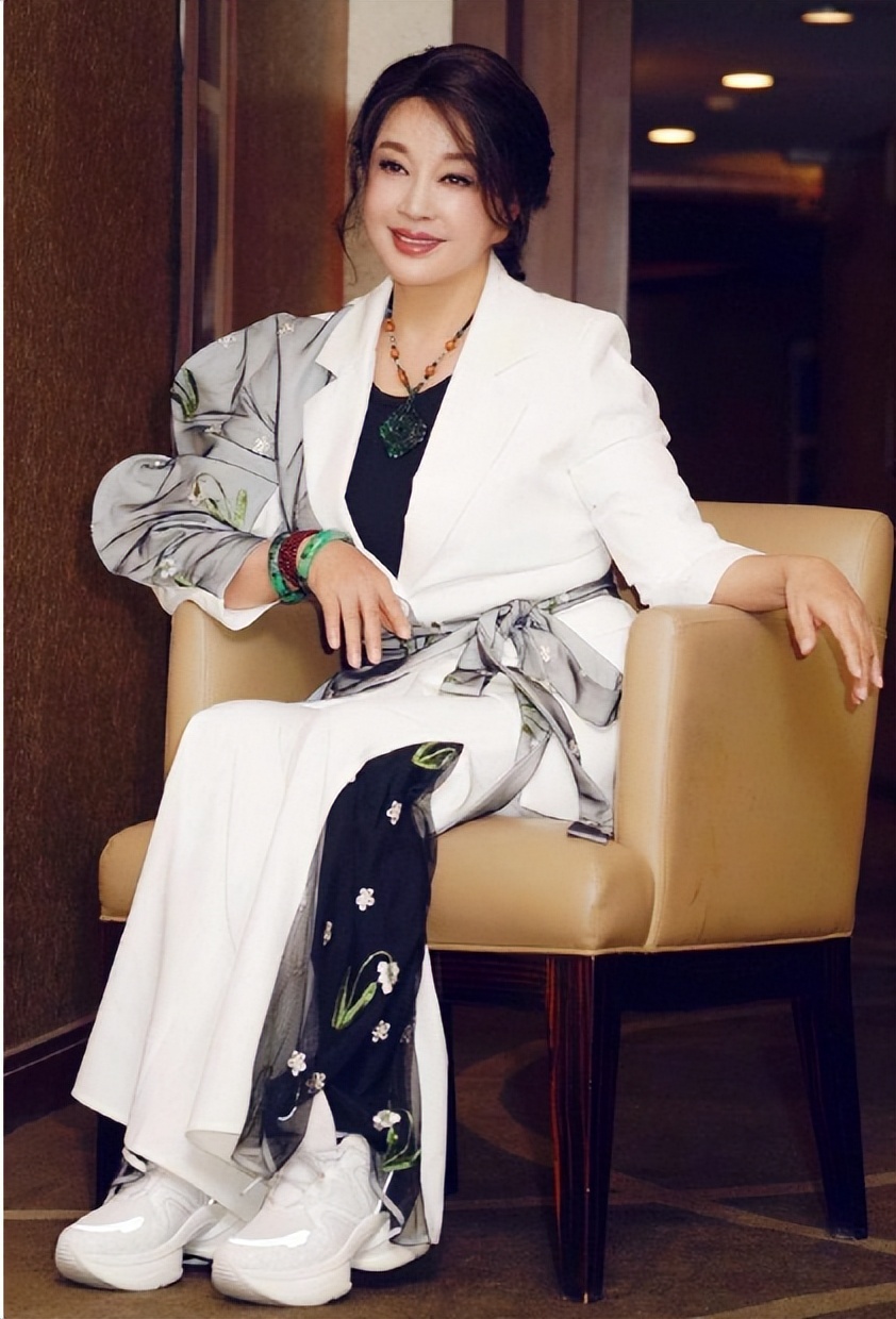 Liu Xiaoqing Zhuangshan Zhu Lin, one is deliberately young, the other ...