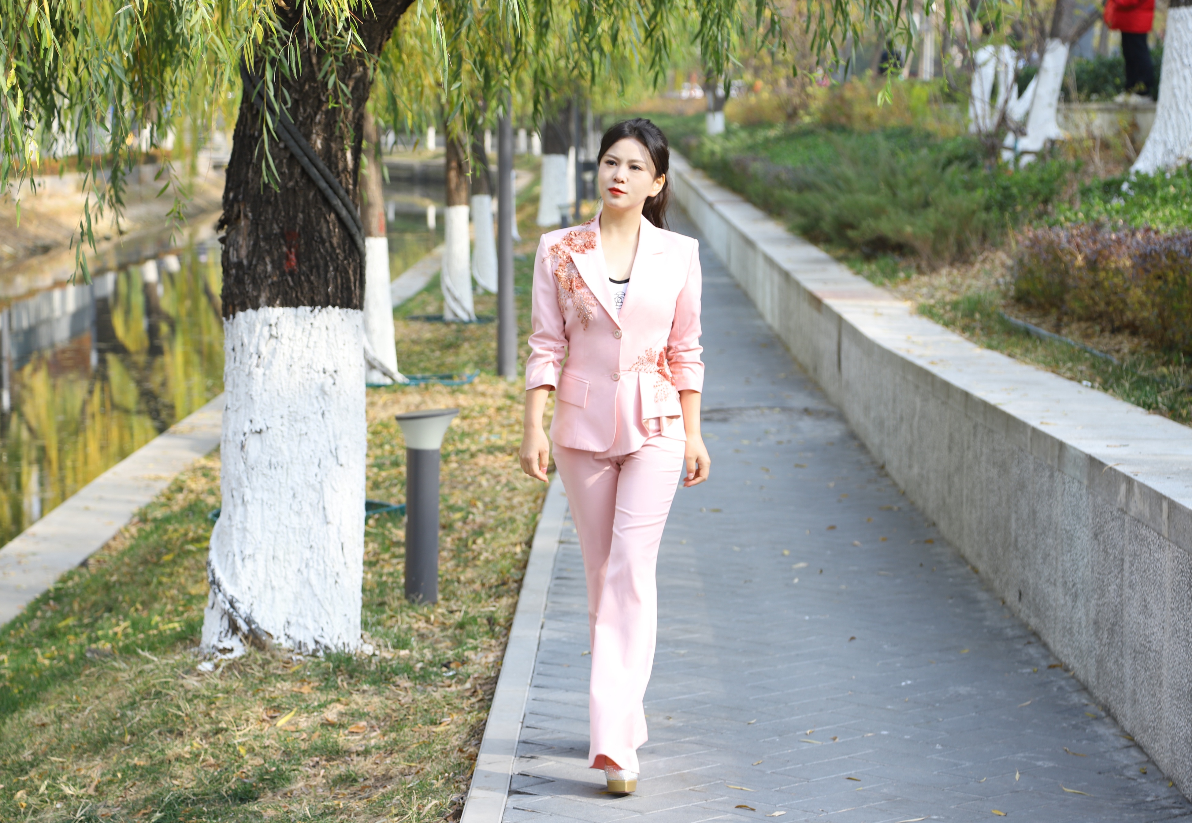 The host Liu Meixi revealed a group of winter photos in a pink suit ...