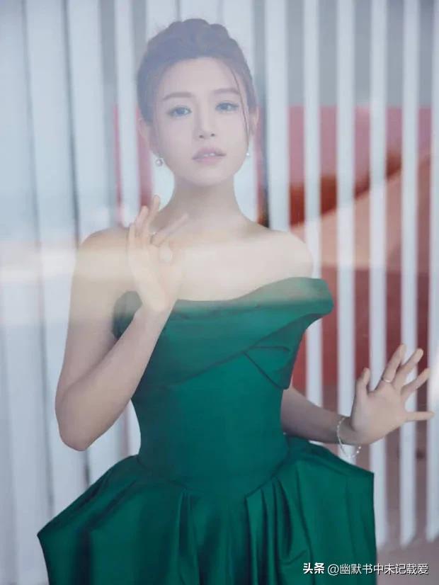 Chen Yanxi wears a dark green tube top dress to take a large picture of ...