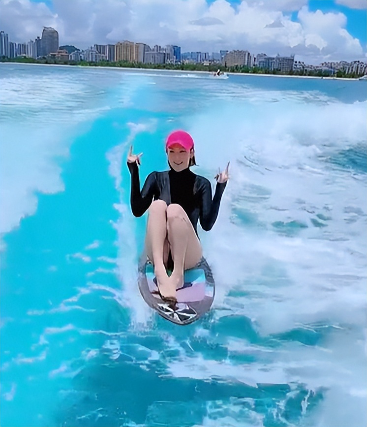 Li Caihua is too exciting to surf on a skateboard. She wears a tight swimsuit to show her good ...
