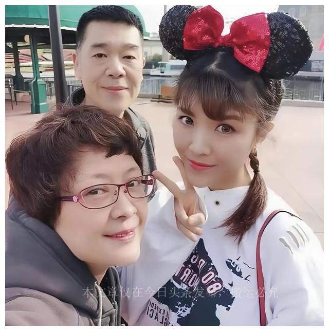 Family portrait of 55-year-old Hu Yanfen and 70-year-old Su Zhidan ...