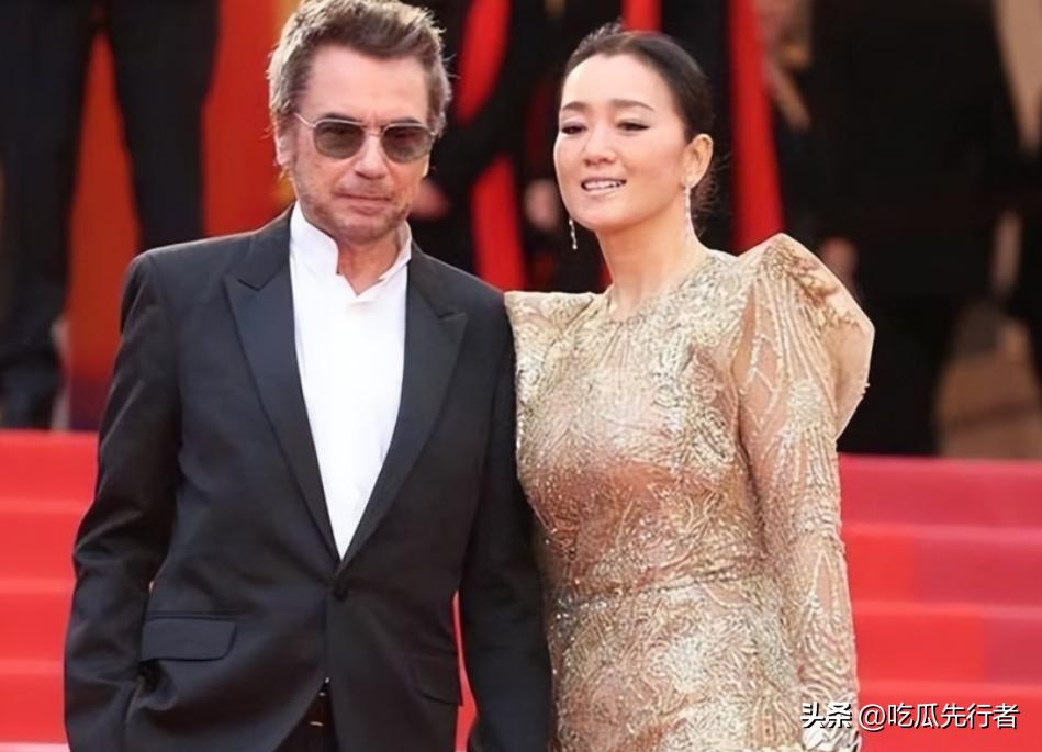 Gong Li and her husband Michelle appeared on the plane together and ...