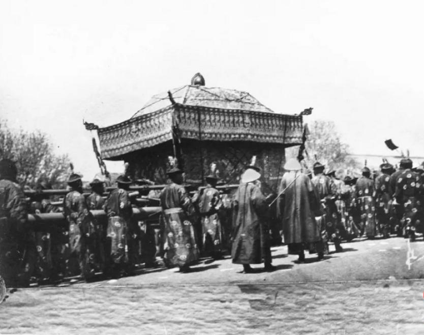 Real old photos: Emperor Guangxu went to the funeral, carrying as many ...