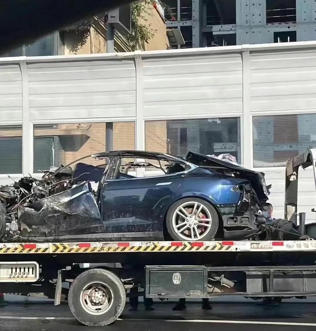 Tesla caught fire suddenly, tragic car accident scene! A terrifying ...