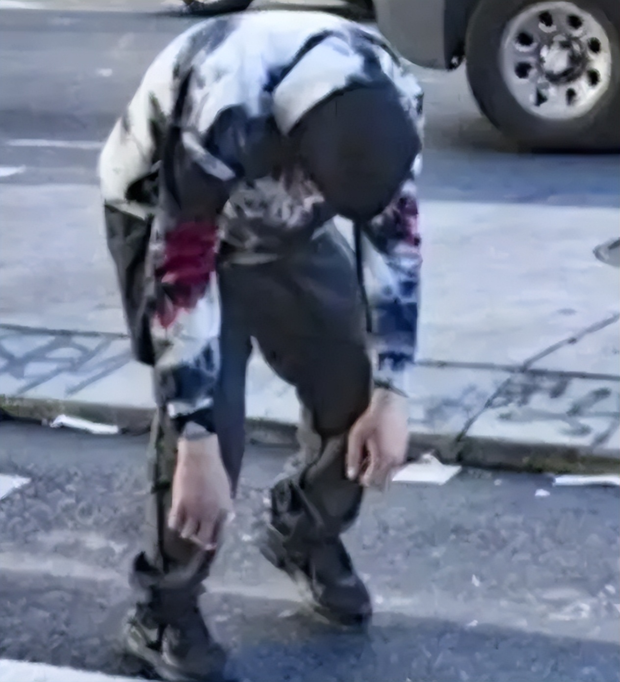 "Zombie siege" appears in the United States: Pedestrians hang their ...