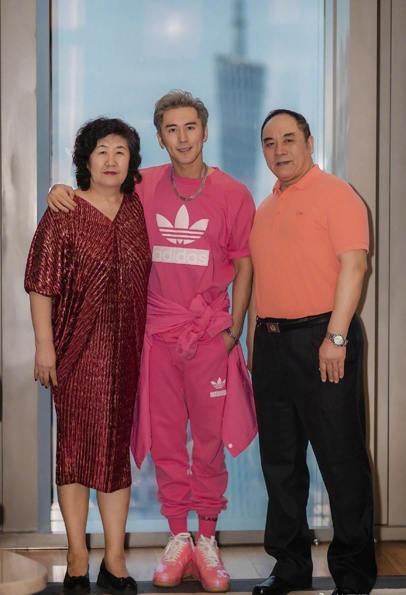 Zhong Liti and her in-laws are in the same frame! Zhang Lunshuo stands ...
