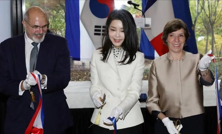 The first lady of South Korea, Kim Gun-hee, has a beautiful "silicone ...