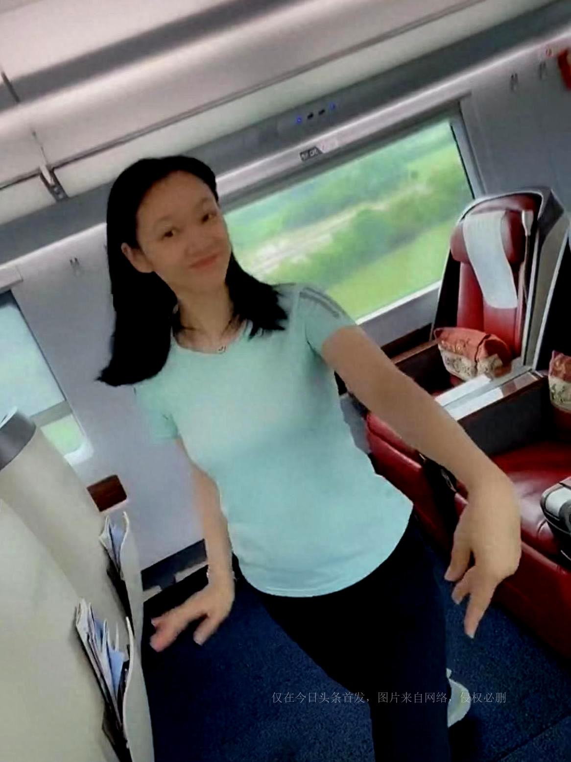 Well-known host Zhou Qun caused controversy by dancing on the high-speed train, twisting his ...
