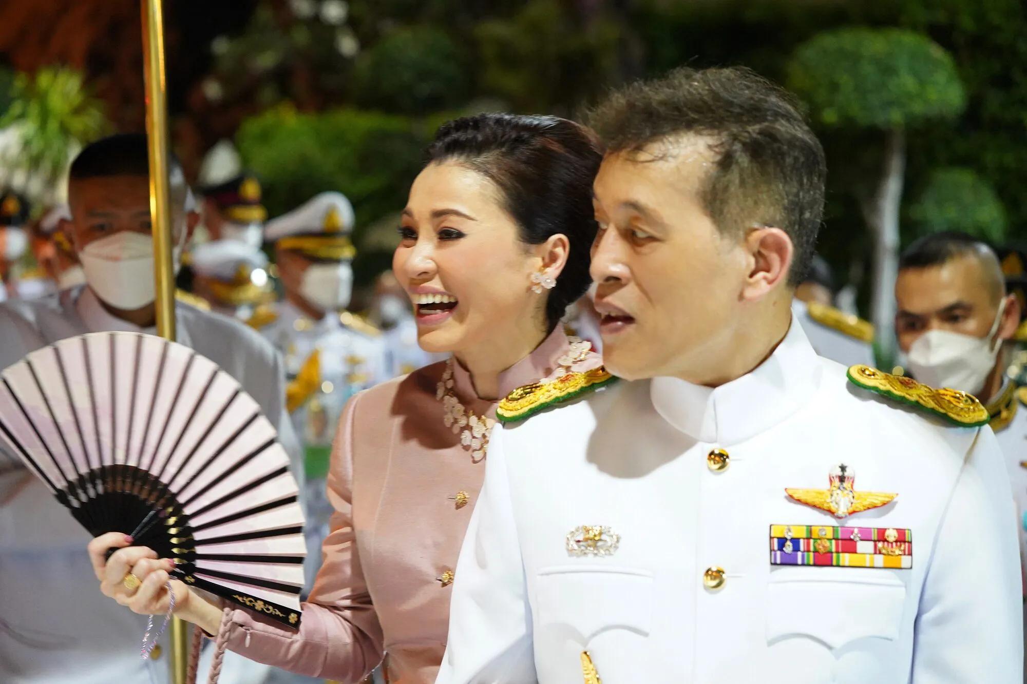 Suthida's new Thai silk dress is so beautiful with a folding fan in ...