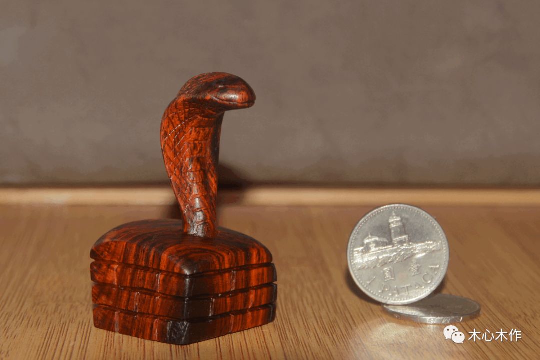 Wood carving snake - iNEWS