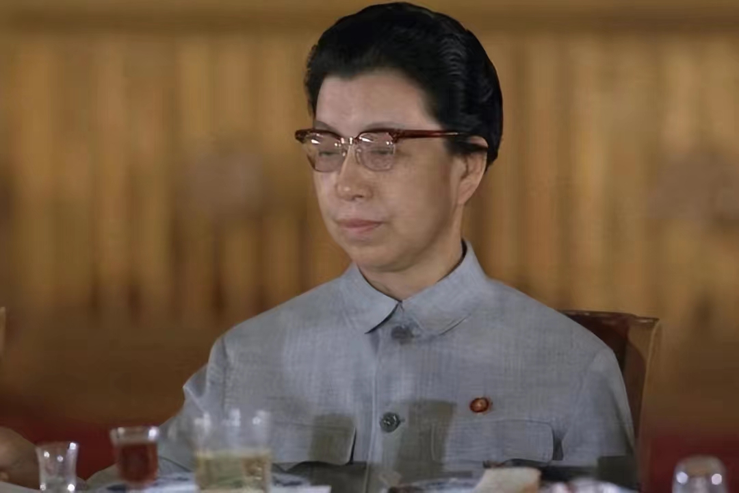 When the Prime Minister bid farewell to the body, Ye Jianying asked why ...