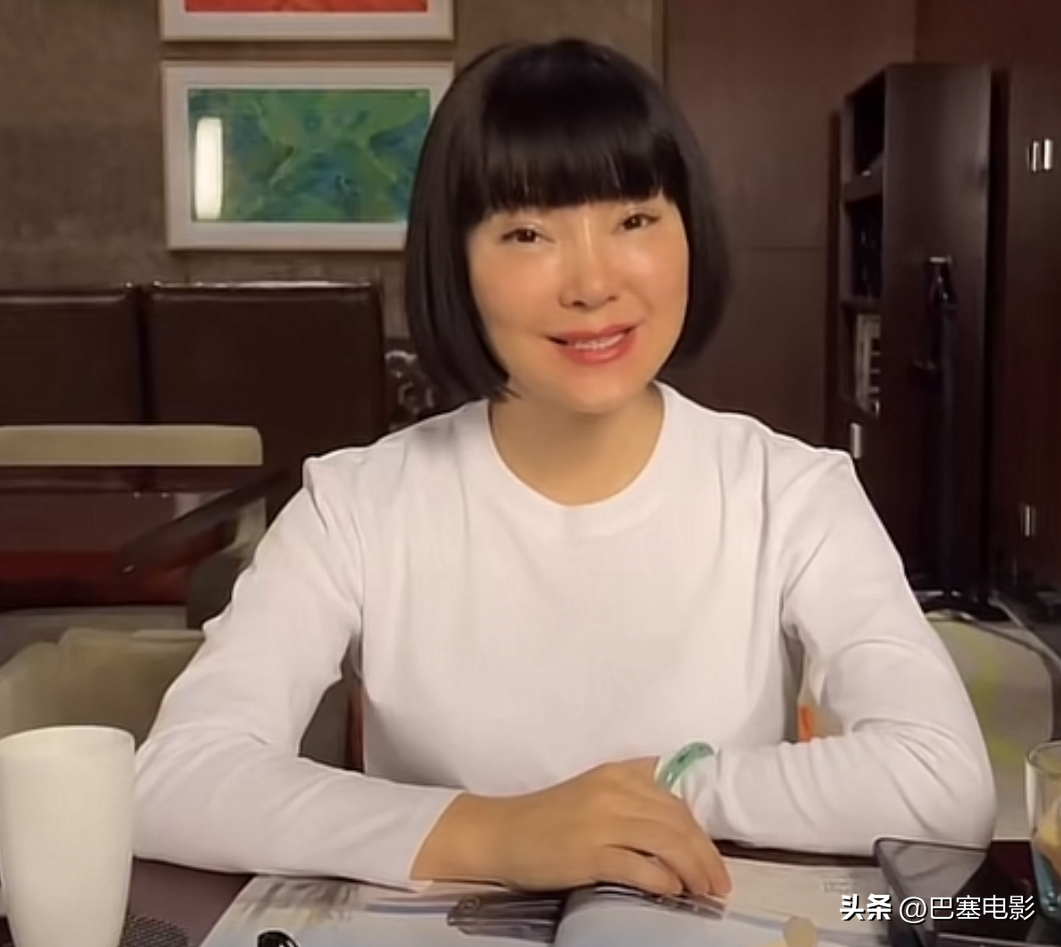 The 54-year-old singer Chen Hong changed her face in a recent photo ...