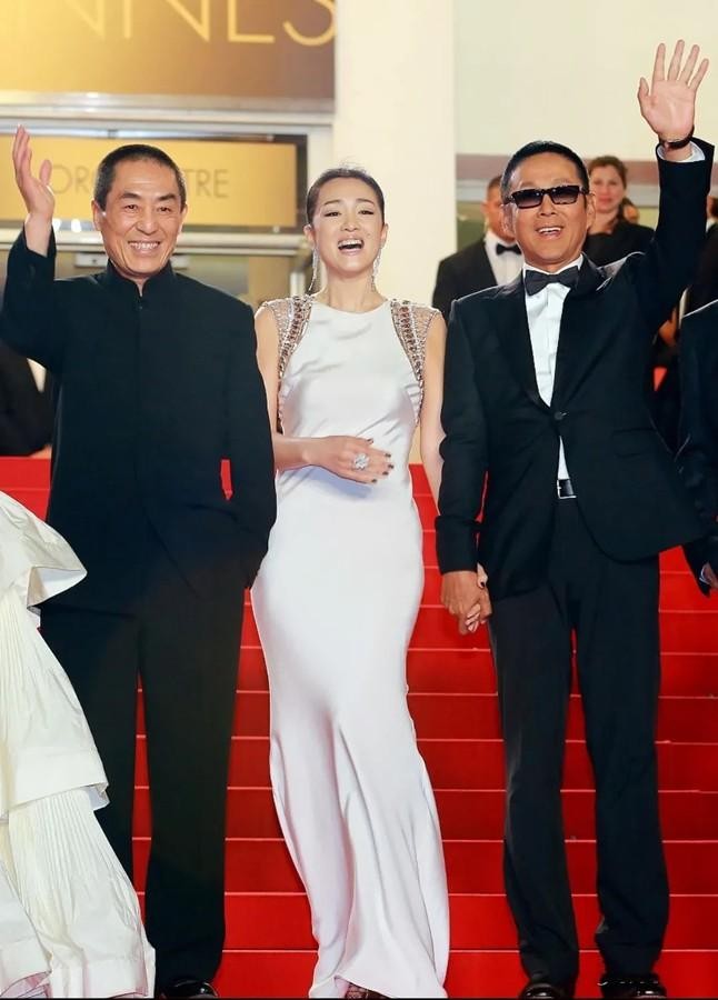 Gong Li holds hands with Chen Daoming on the red carpet! Wearing a ...